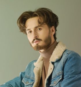 20 Incredible Middle Part Hairstyles for Men (2025 Guide)